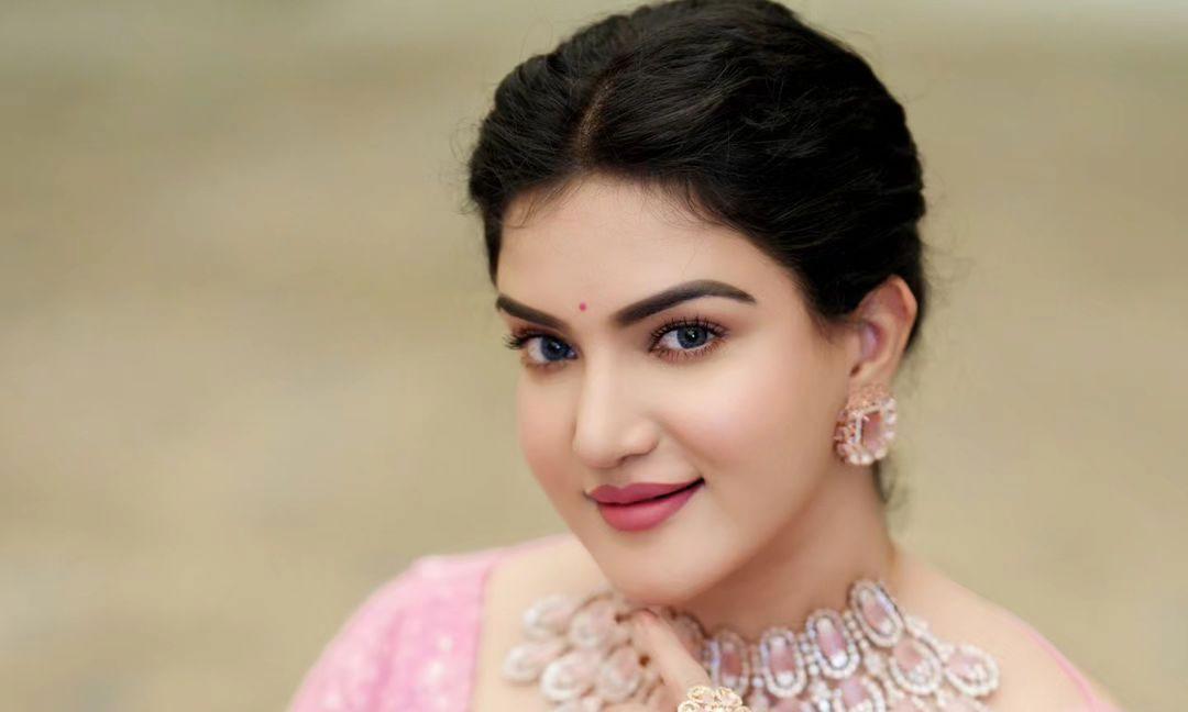 Captivating Queen Honey Rose Shines In Pink Honey Rose Shines In Pink