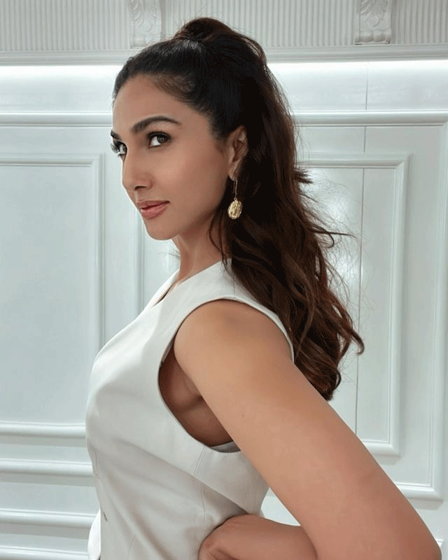 Vani Kapoor's Mesmerizing Charm Turn Heads | Vani Kapoor's Mesmerizing ...