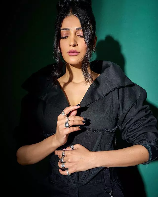 Shruti's Alluring Balck Cat Attire | Shruti Alluring Balck Cat Attire