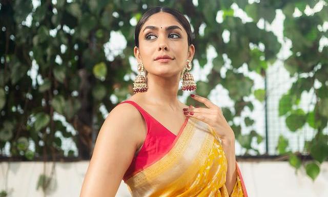 Mrunal Thakur's Nails Traditional Saree Look | Mrunal Thakur's Nails ...
