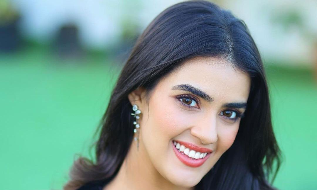 Kavya's Flawless Style on Display | Kavya's Flawless Style on Display