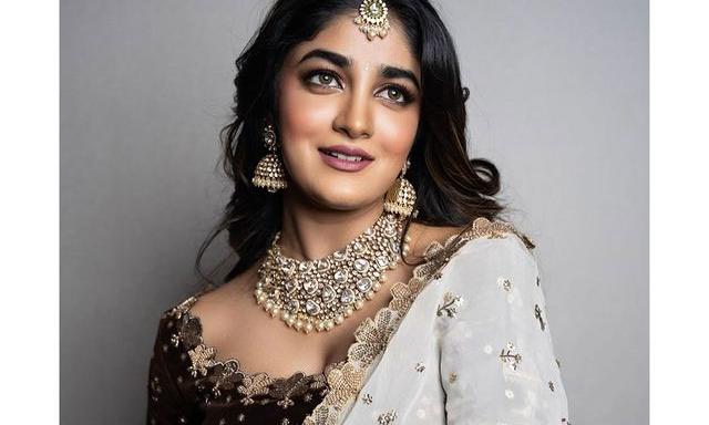 Dimple Hayathi Glows Like a Queen in Gold | Dimple Hayathi Glows Like a ...