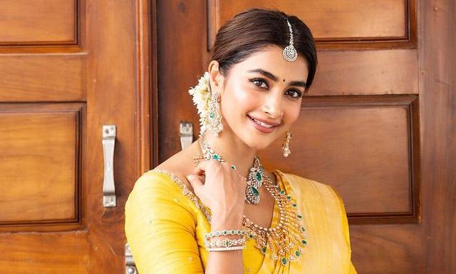 Pooja Hegde's Stunning Traditional Look Sparks Wedding Vibes | Pooja ...