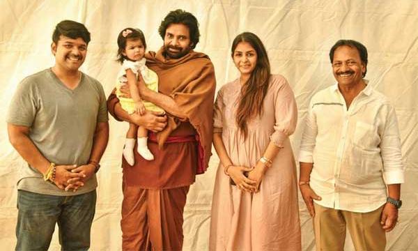 Pawan Kalyan’s Photo with Director’s Family Wins Hearts | Pawan Kalyan ...