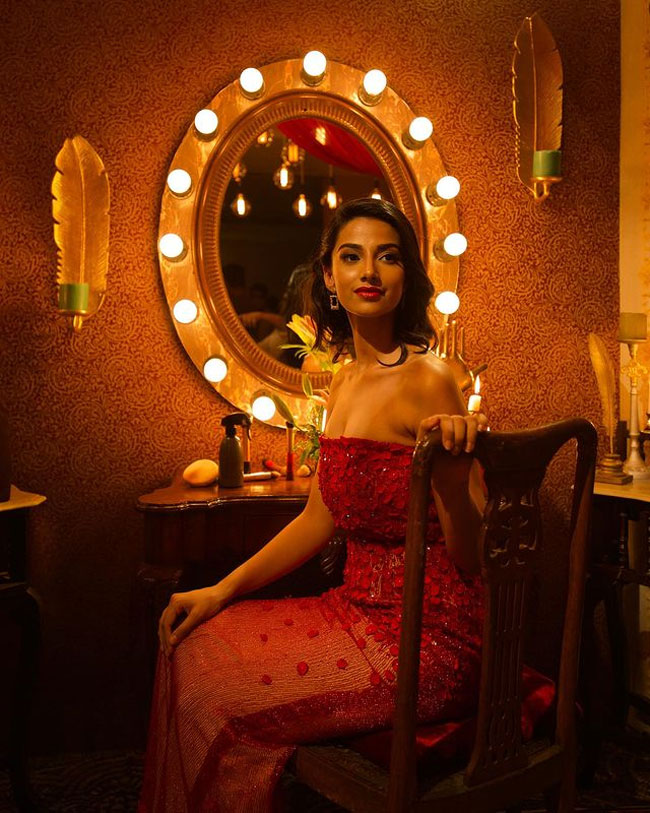 Gorgeous Poses Of Meenakshi Chaudhary | Gorgeous Poses Of Meenakshi ...