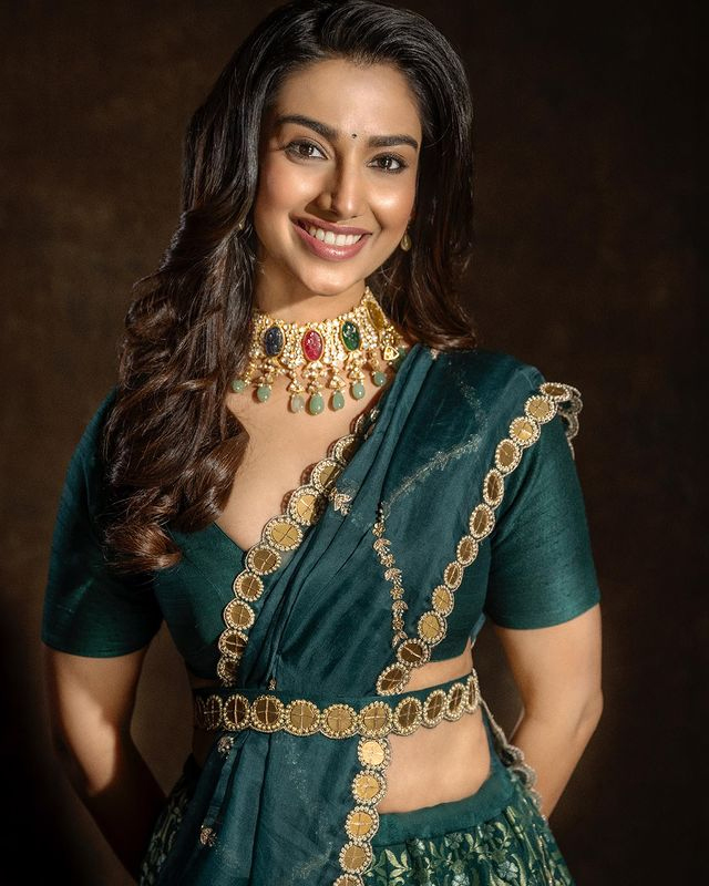 Gorgeous Clicks Of Meenakshi Chaudhary In Traditional Dress | Gorgeous ...