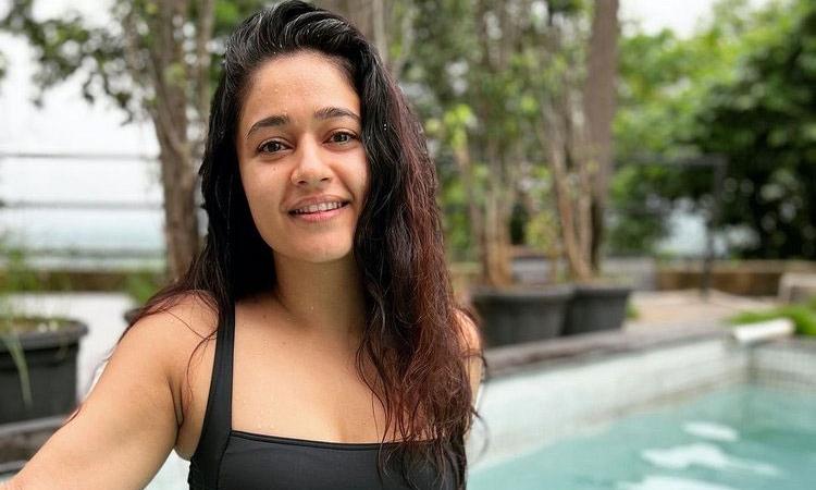 స్విమ్మింగ్‌ పూల్ లో అందాల కవ్వింత | Poonam Bajwa Photo Talk