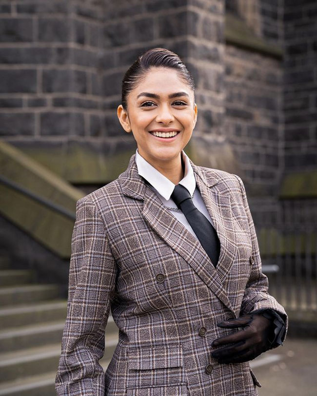 Titillating Pics Of Mrunal Thakur | Titillating Pics Of Mrunal Thakur