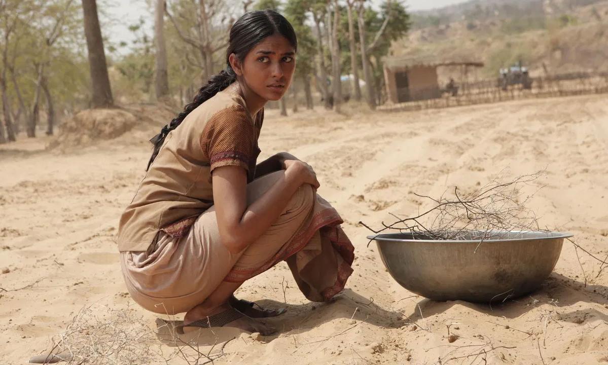 గుర్తు పట్టగలరా... ఈమె ప్రస్తుతం స్టార్‌ హీరోయిన్‌ | Mrunal Thakur ...