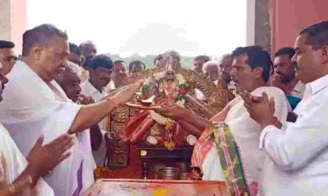 రేర్ సీన్: ఏడుపాయల అమ్మవారి వద్ద పోటాపోటీ ప్రమాణాలు | BRS MLA Padma ...