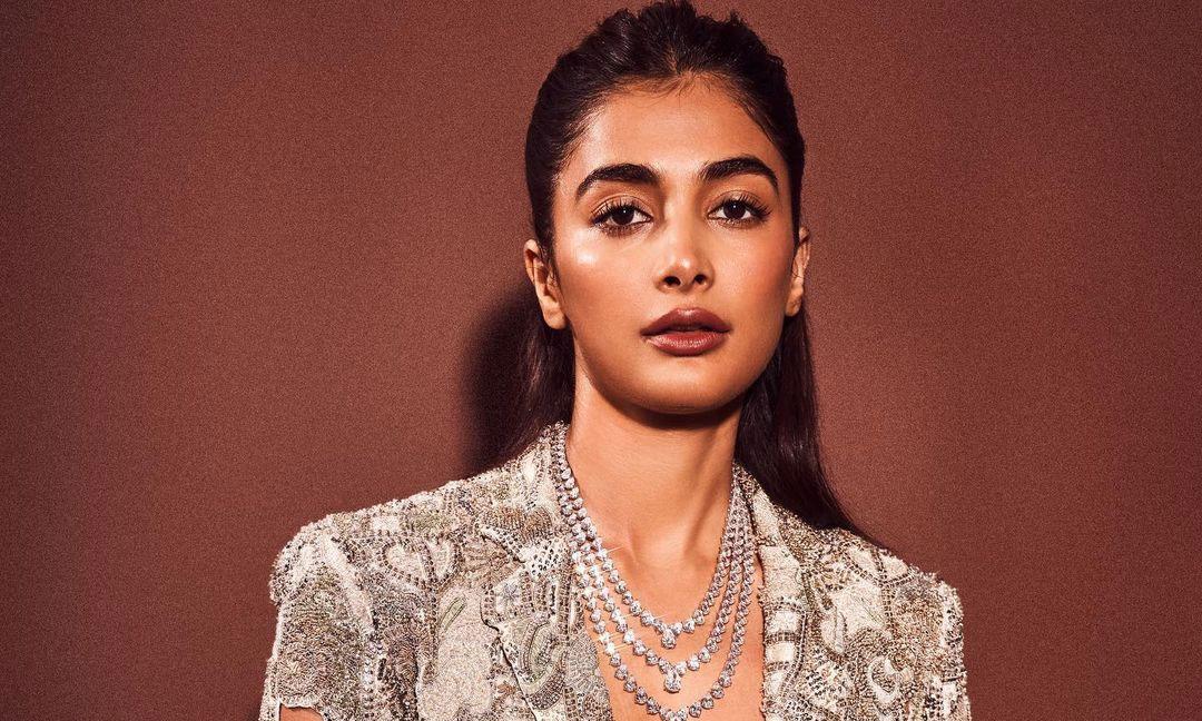 ఫోటో స్టోరీ : మేడం సర్ మేడం అంతే..! | Pooja Hegde Photo Talk