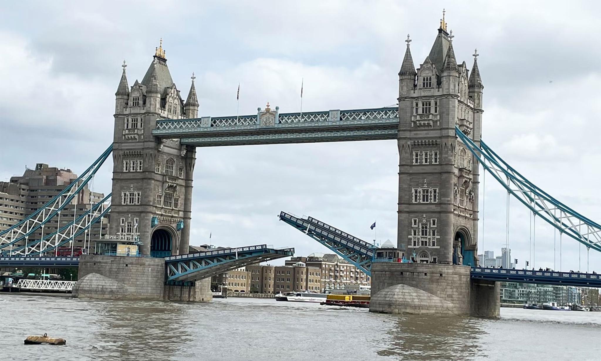 న్యూ ఎక్స్పీరియన్స్... తెరుచుకున్న తర్వాత మొరాయించిన లండన్ బ్రిడ్జ్! | London Tower Bridge Gets ...