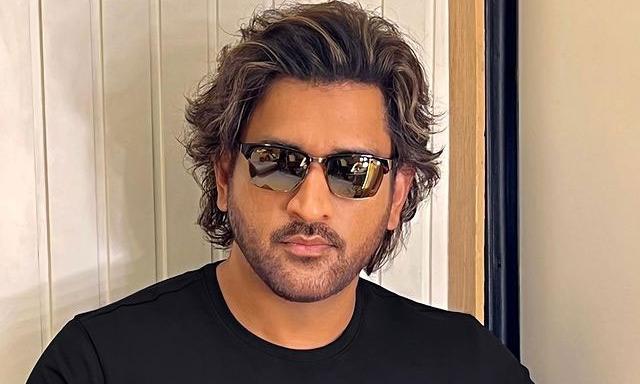 మ‌హేష్ బాబుకు అన్న‌య్య‌లా ఉన్నాడు | Ms Dhoni New Looks