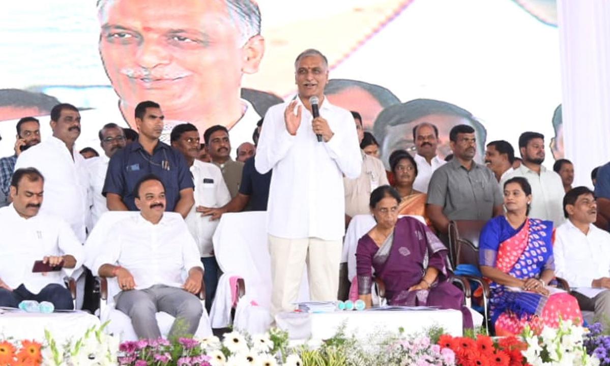 కులం పేరుతో ఇదెక్కడి దరిద్రపుగొట్టు రాజకీయం హరీశ్ ? | Harish Rao on ...