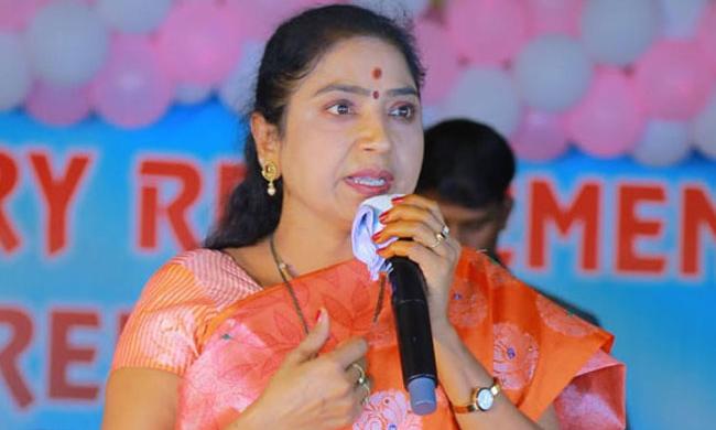 ఫ్రెండ్ కోసం బలి చేస్తారా? బీఆర్ఎస్ కు మహిళా ఎమ్మెల్యే గుడ్ బై! | Good ...