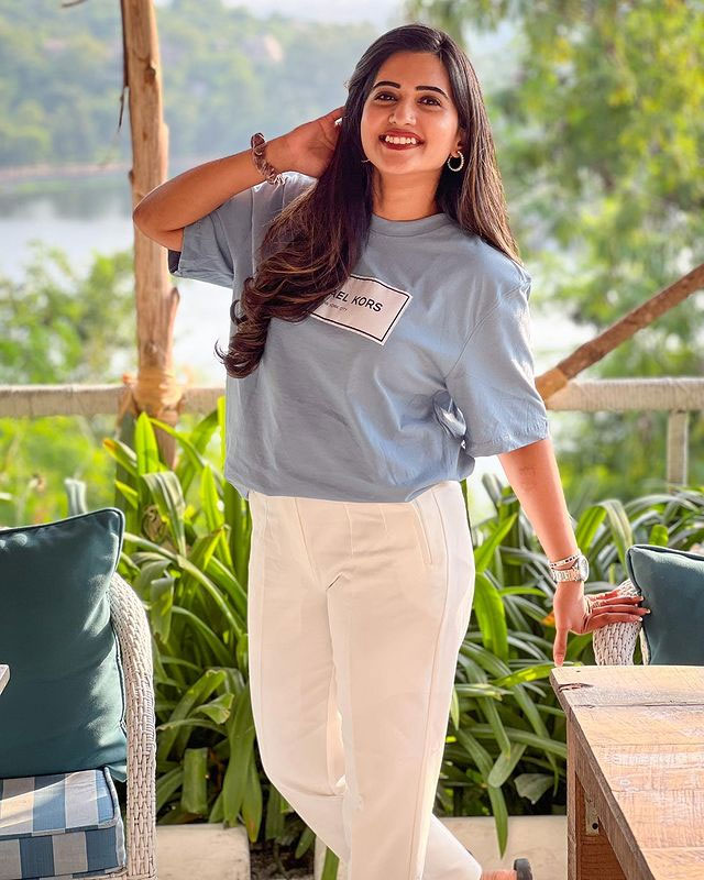 Sravanthi Chokarapu Looks Ravishing In Stylish Denim Outfit ...