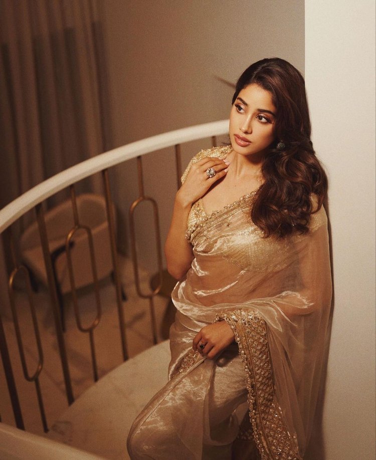 Janhvi Kapoor imoresses as dazzling queen | Janhvi Kapoor imoresses as dazzling queen