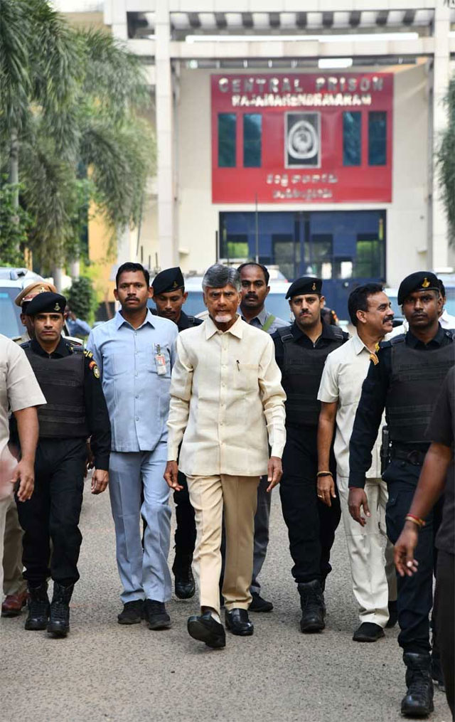 Chandrababu Is Out Of Rajahmundry Jail Visuals | Chandrababu Is Out Of Rajahmundry Jail Visuals
