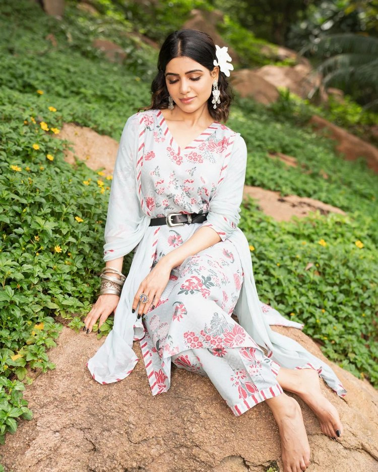 Pretty Pose Of Samantha In A Floral Outfit! | Pretty Pose Of Samantha ...