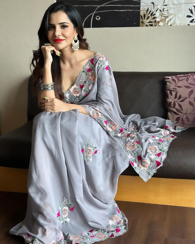 Elegance in Stripes: Ashu Reddy's Mesmerizing Saree Ensemble | Elegance ...