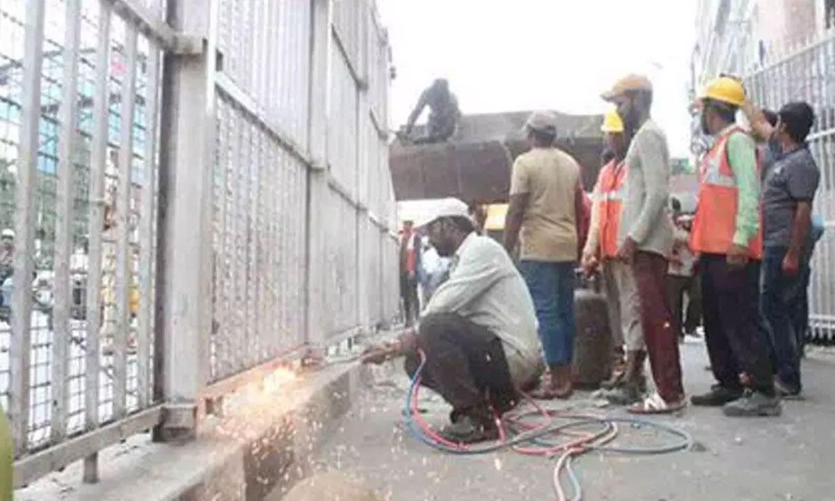 ప్రగతిభవన్ గేట్లు బద్దలు.. ప్రజాదర్బార్ షురూ | Breaking the gates of ...