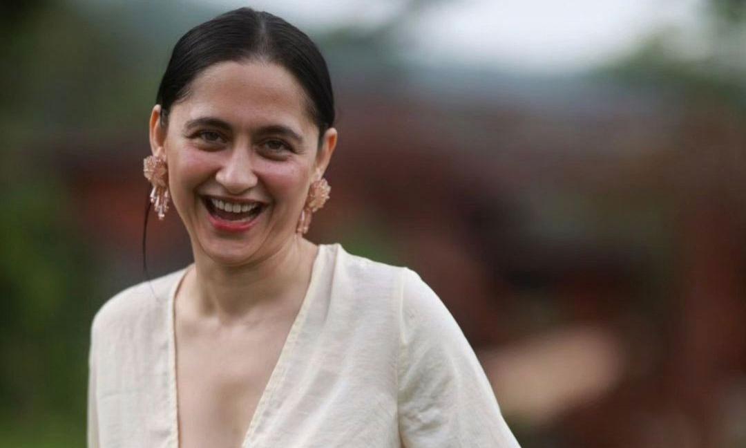 పిక్‌ టాక్ : మందహాసంతో అందాల సంజీదా | Sanjeeda Sheikh Photo Talk