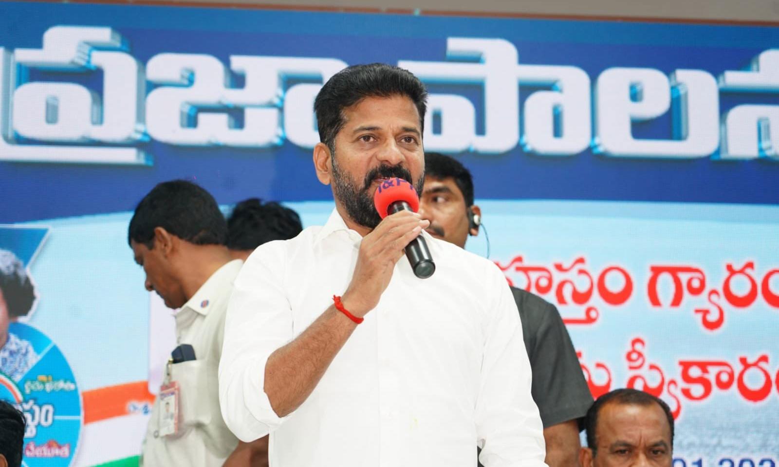 సీఎం రేవంత్ ప్రెస్ మీట్ వేళ మార్పు కొట్టొచ్చినట్లుగా కనిపించిందట ...