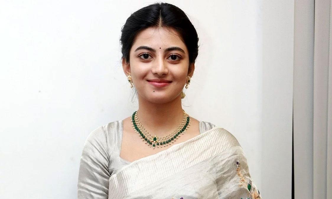 హీరోయిన్ ని బోల్డ్ సీన్స్ లో ఎంకరేజ్ చేసిన హస్బండ్..! | Anandi Husband ...