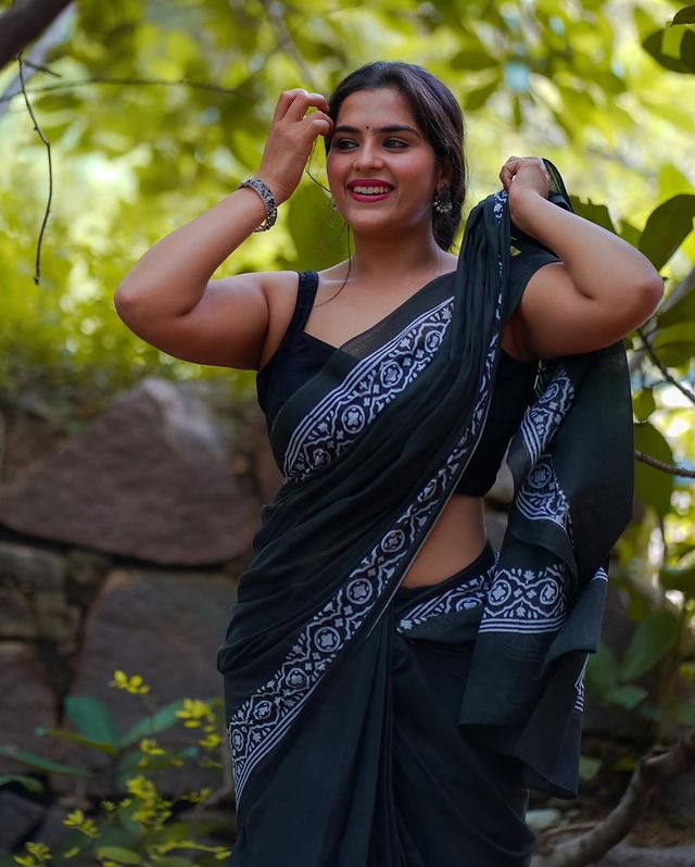 Telugu Girl Kavya Elevates Homely Vibe In Saree Telugu Girl Kavya Elevates Homely Vibe In Saree