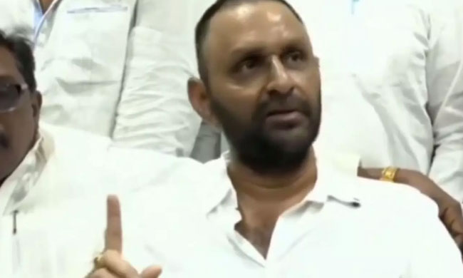 బాలకృష్ణ వర్సెస్ జూ. ఎన్టీఆర్... కొడాలి లైన్ లోకి! | Kodali Nani on ...