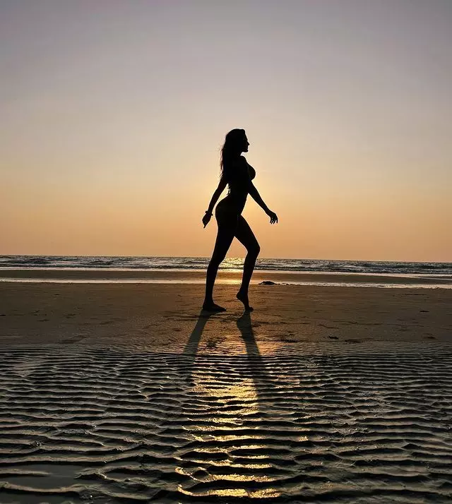 Astonishing Poses Of Amyra Dastur In Beach | Astonishing Poses Of Amyra ...