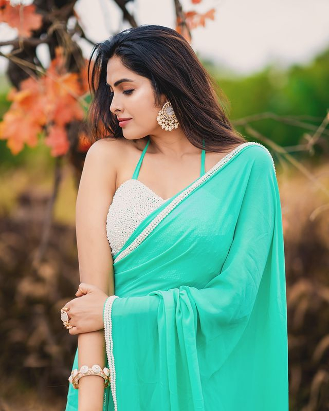 Divi Vadthya Radiates Elegance in Saree | Divi Vadthya Radiates ...