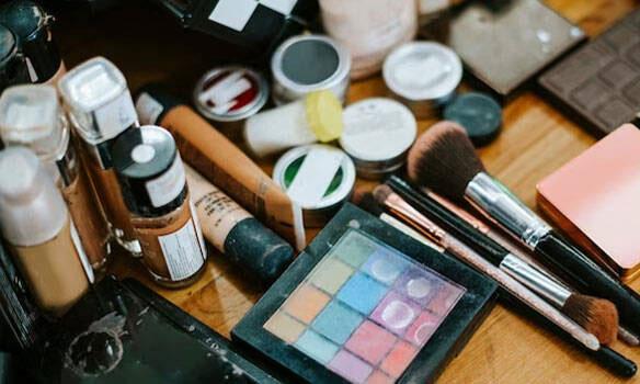 మేటర్ మేకప్ కిట్... భర్త, అత్తపై కేసుపెట్టి విడాకులు కోరుతున్న మహిళ ...