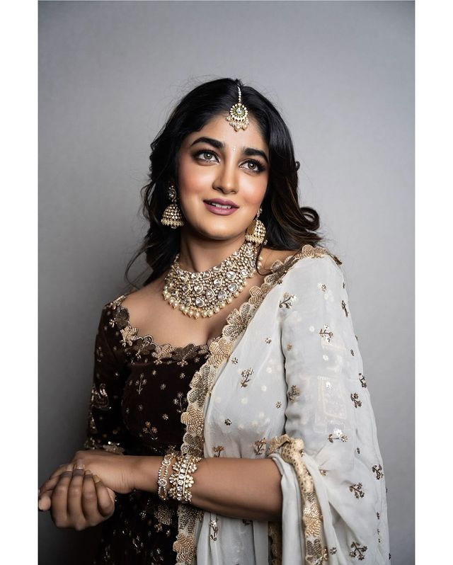 Dimple Hayathi Glows Like a Queen in Gold | Dimple Hayathi Glows Like a ...