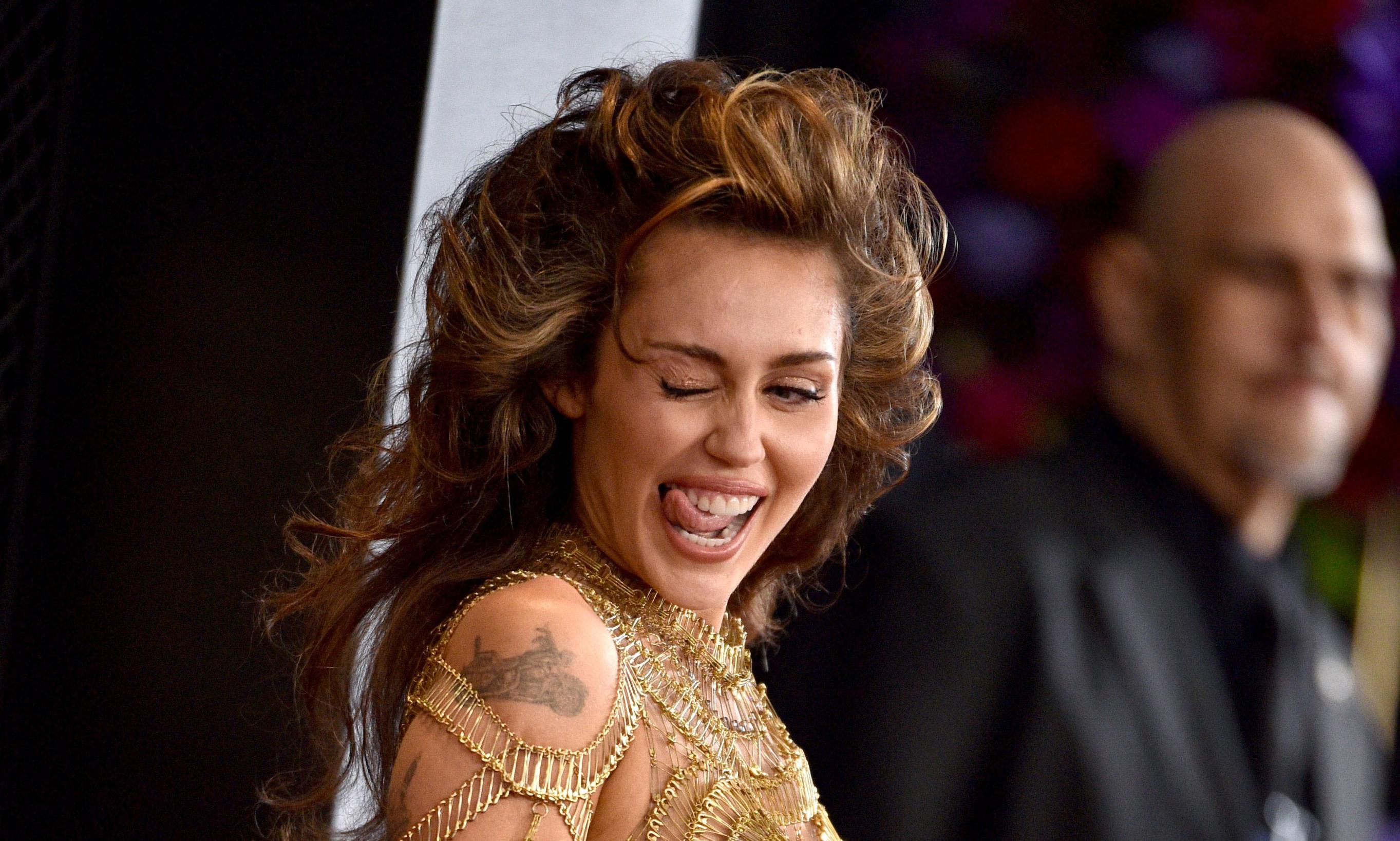 స్టార్ సింగ‌ర్‌కి ఎందుకింత లేటుగా? | Miley Cyrus Safety Pins dress is ...