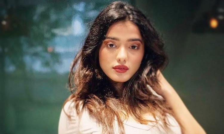 చురకత్తిలాంటి చూపుల్తో గుచ్చేస్తూ..! | Kethika has done another crazy ...