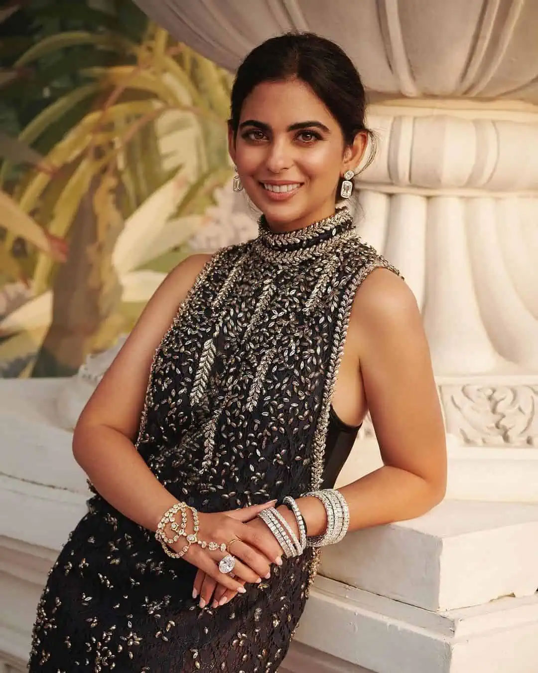 Isha Ambani Looks Beautiful in Black Dress at Brother's Party | Isha ...