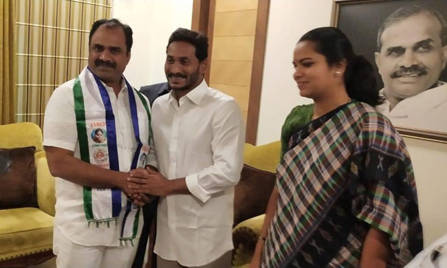 చిలకలూరిపేట వైసీపీలో ముసలం... తెరపైకి సంచలన సమస్యలు! | Mallela Rajesh Naidu made sensational ...