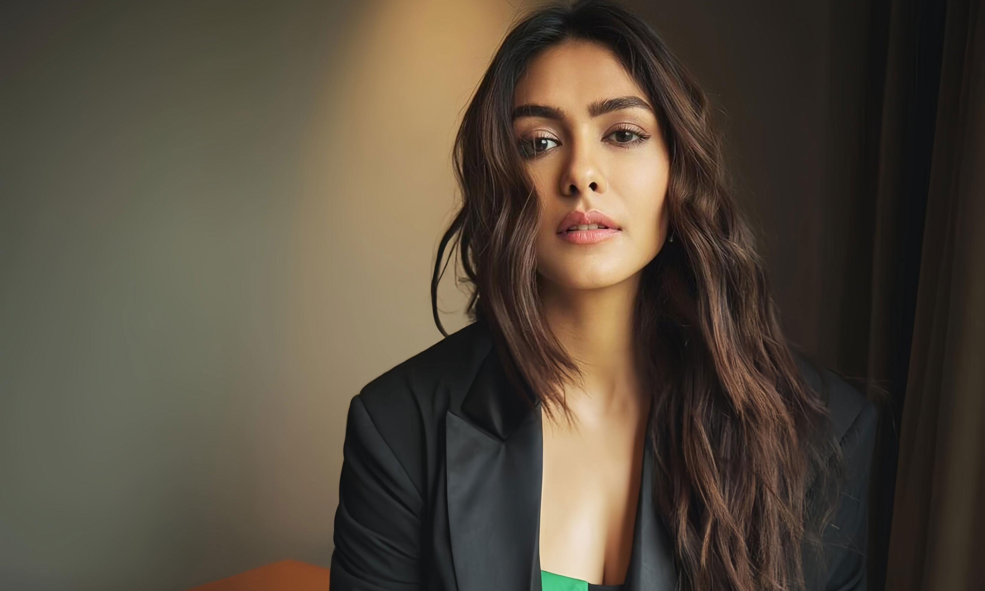 చేతినిండా పని కూడా ఇబ్బందేనా..? | More Work Became Issue For Mrunal