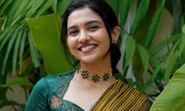 ప్రేమలు భామ వెంట పడుతున్న నిర్మాతలు..! | Producers Waiting For Mamitha ...
