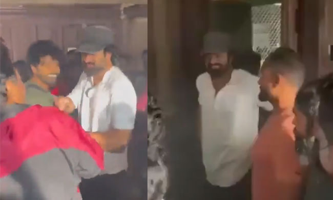 వింటేజ్ ప్రభాస్.. ఎన్నాళ్లయ్యిందో ఇలా చూసి | Prabhas At Raja Saab Movie Set