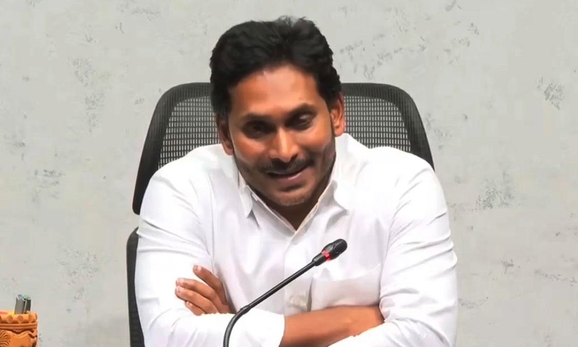 ఓటమి వేళ బయటకు వచ్చి మనసుల్ని గెలిచిన జగన్! | Jagan came out at defeat ...