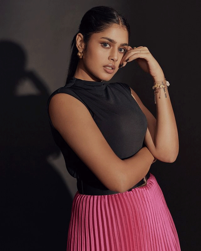 Faria Abdullah Glamours Look in Black | Faria Abdullah Glamours Look in Black