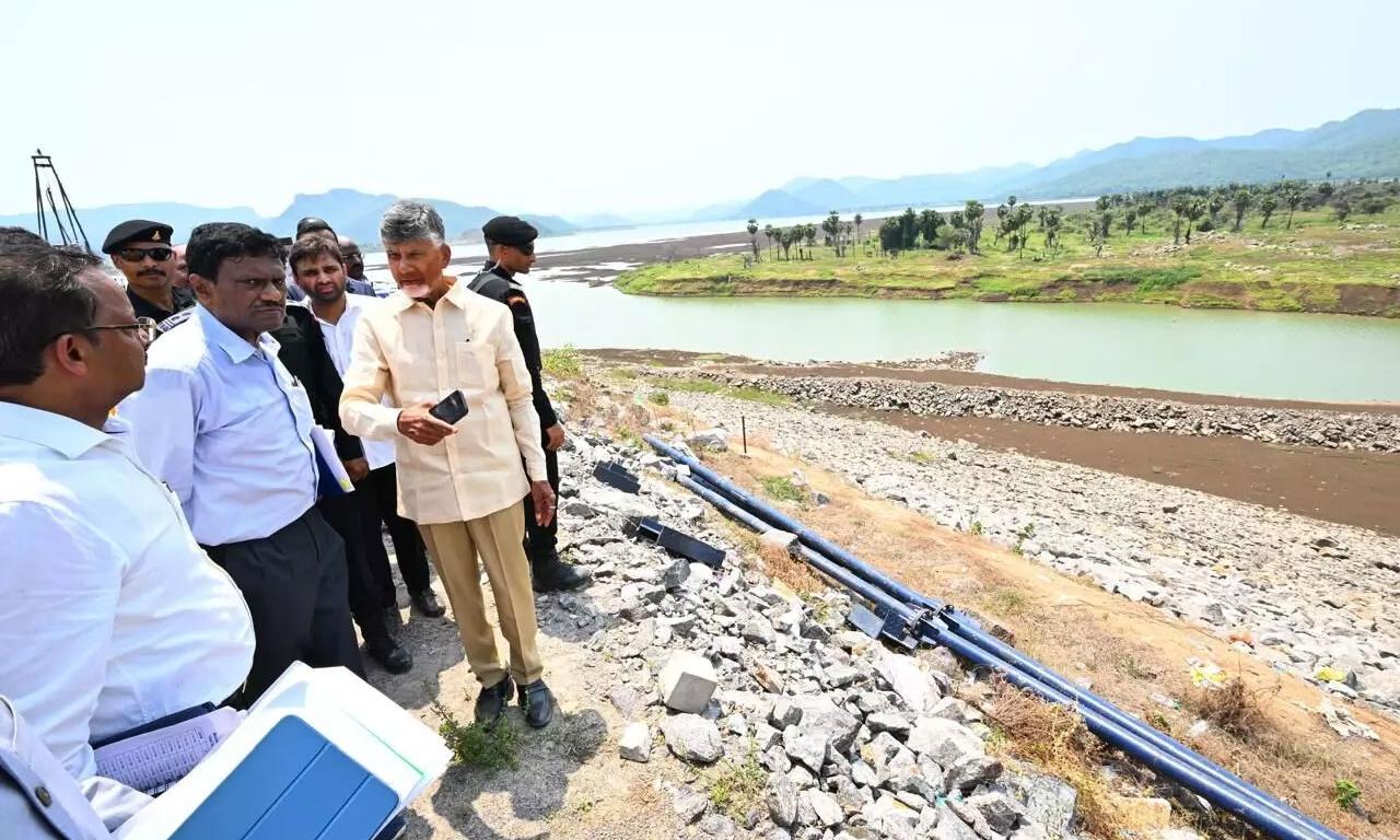 ఎన్నాళ్ల కెన్నాళ్ల‌కీ.... చంద్ర‌'వ‌ద‌నం'!! | Chandrababu visited ...