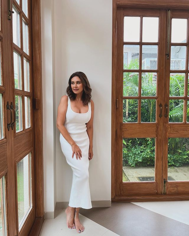 Lisa Rani's Timeless White Ensemble | Lisa Rani's Timeless White Ensemble