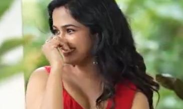 అరియానా.. ఆ నడుముతోనే మాయ చేసేలా.. | Ariyana has become an overnight sensation on social media.