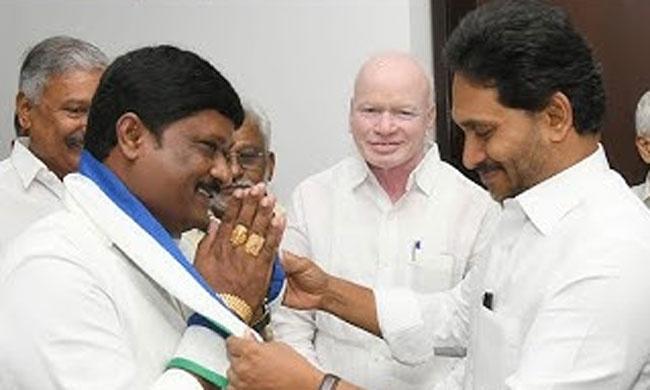 వైసీపీలోకి చేరికలు...ఫ్యాన్ స్పీడ్ గా తిరుగుతోందా ? | Mudunuri Murali ...