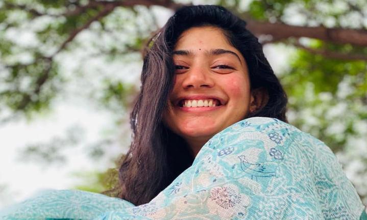 బాలీవుడ్.. ఓ సీక్రెట్ బయటపెట్టిన సాయి పల్లవి | Sai Pallavi only tells ...