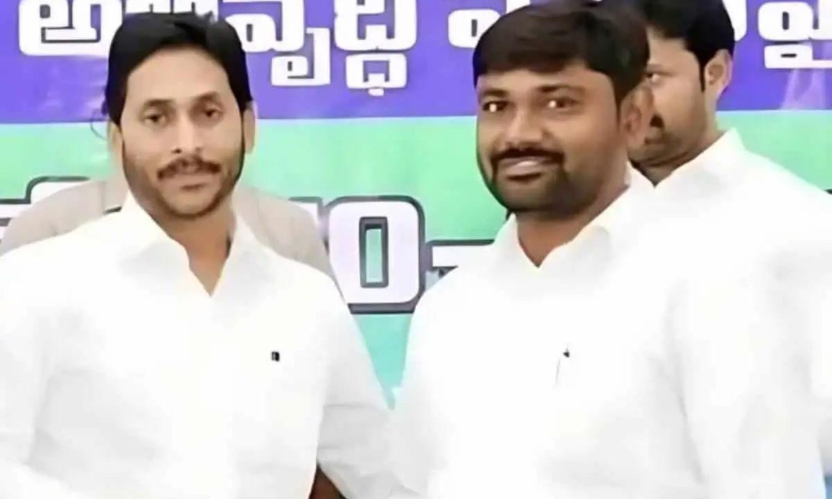 పోలీసుల అదుపులో వర్రా రవీందర్ రెడ్డి | Varra Ravindra Reddy in Police ...