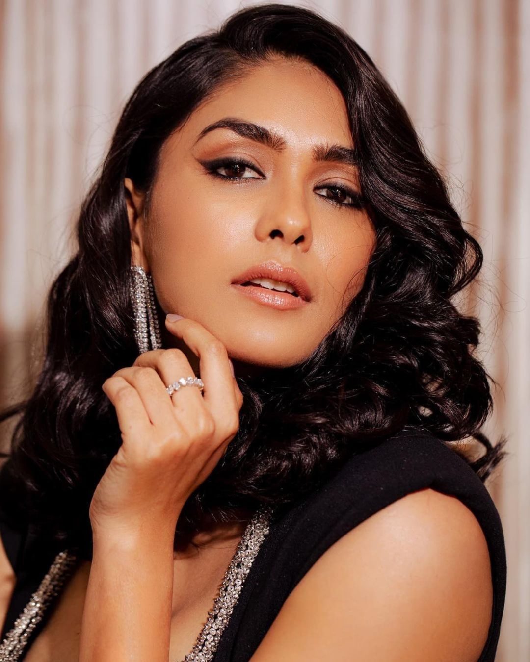 Mrunal Thakur Looks Gorgeous in Black | Mrunal Thakur Looks Gorgeous in ...